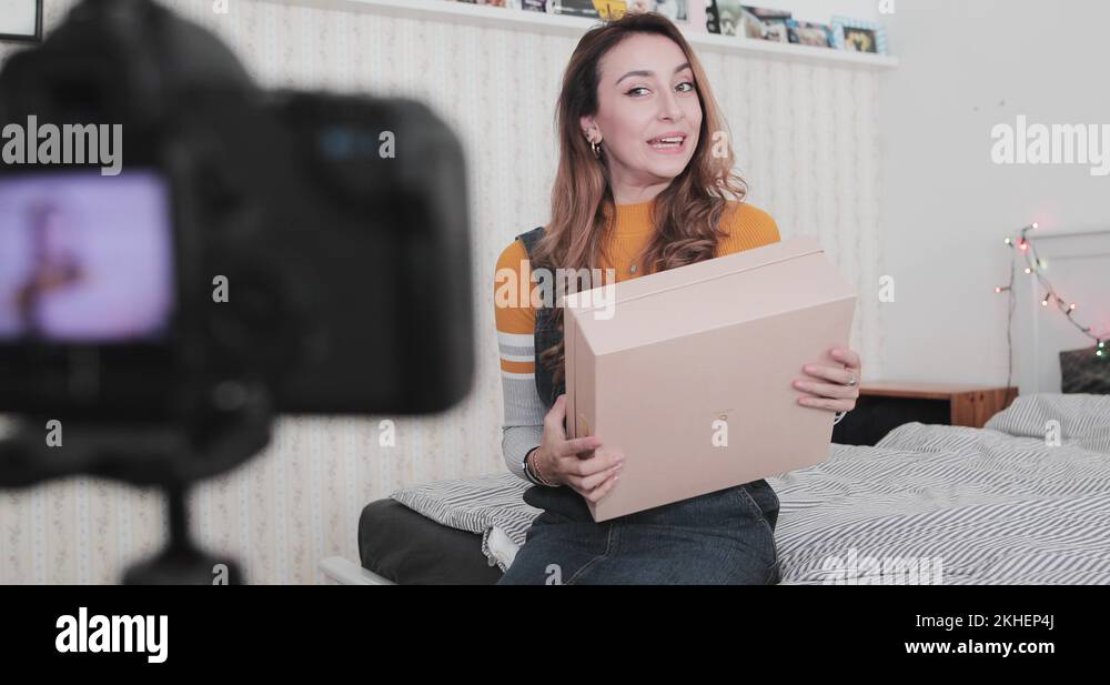 Unboxing video Stock Videos & Footage - HD and 4K Video Clips - Alamy