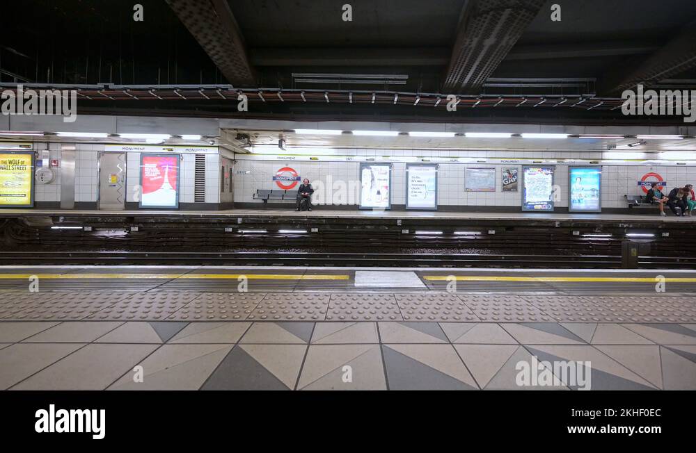 Passengers waiting for tube train on london underground station ...