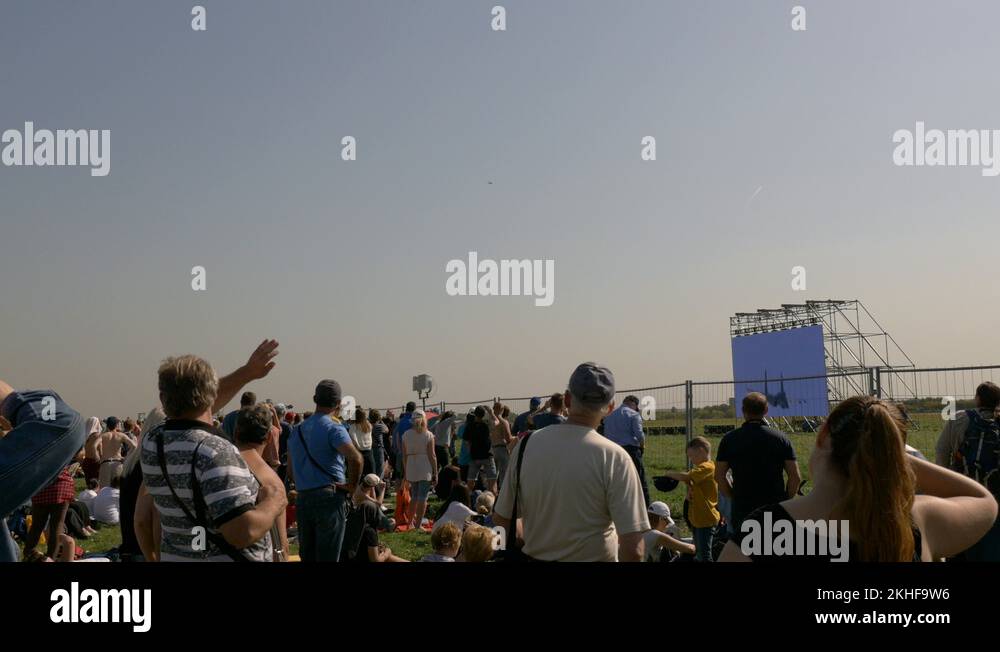 people are looking at sky Plane is flying His flight is broadcasting ...