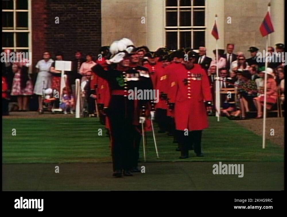 LONDON, ENGLAND, 1976, Royal Chelsea pensioners, marching on parade ...