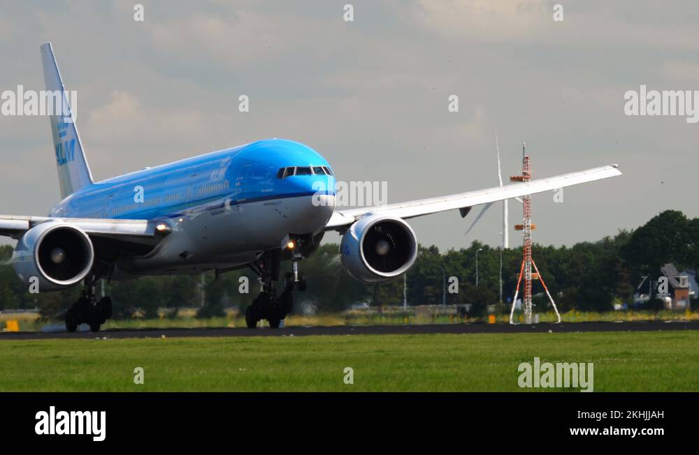 KLM Boeing 777 landing Stock Video Footage - Alamy