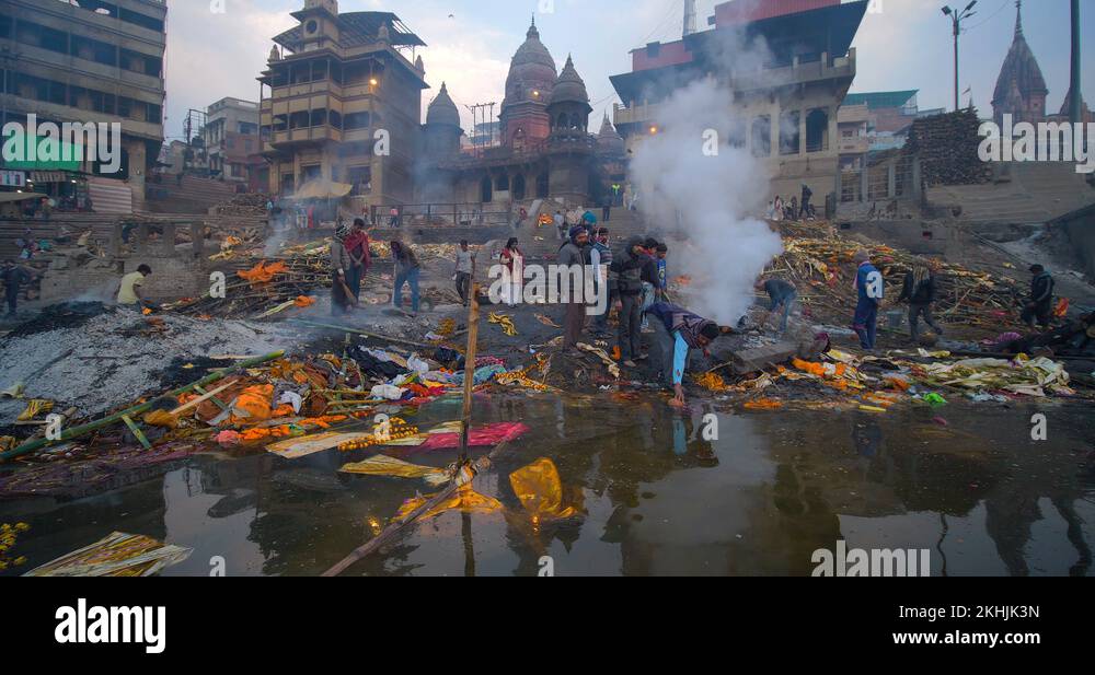Hindu rituals of burning dead bodies in Manikarnika Ghat in Varanasi ...