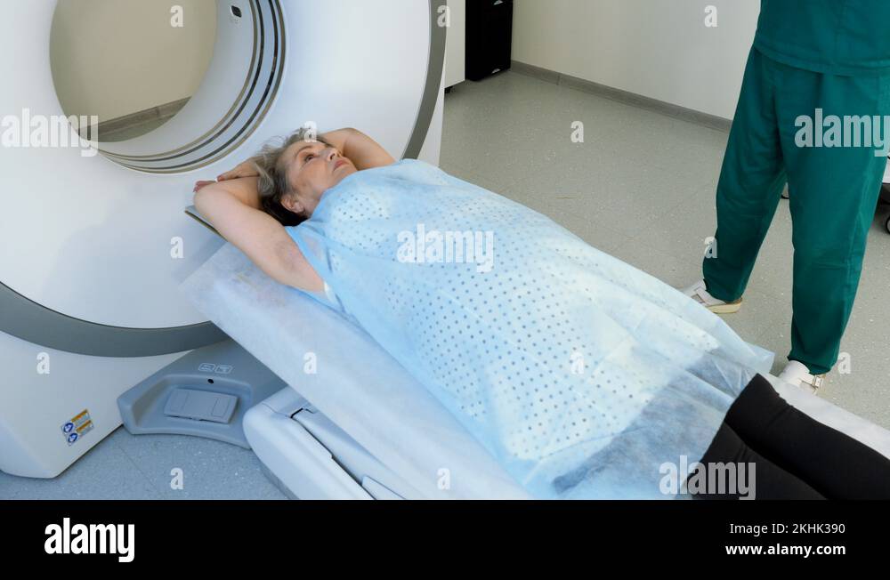 Elderly female patient on medical examination. CT or MRI scan. 4K Stock ...