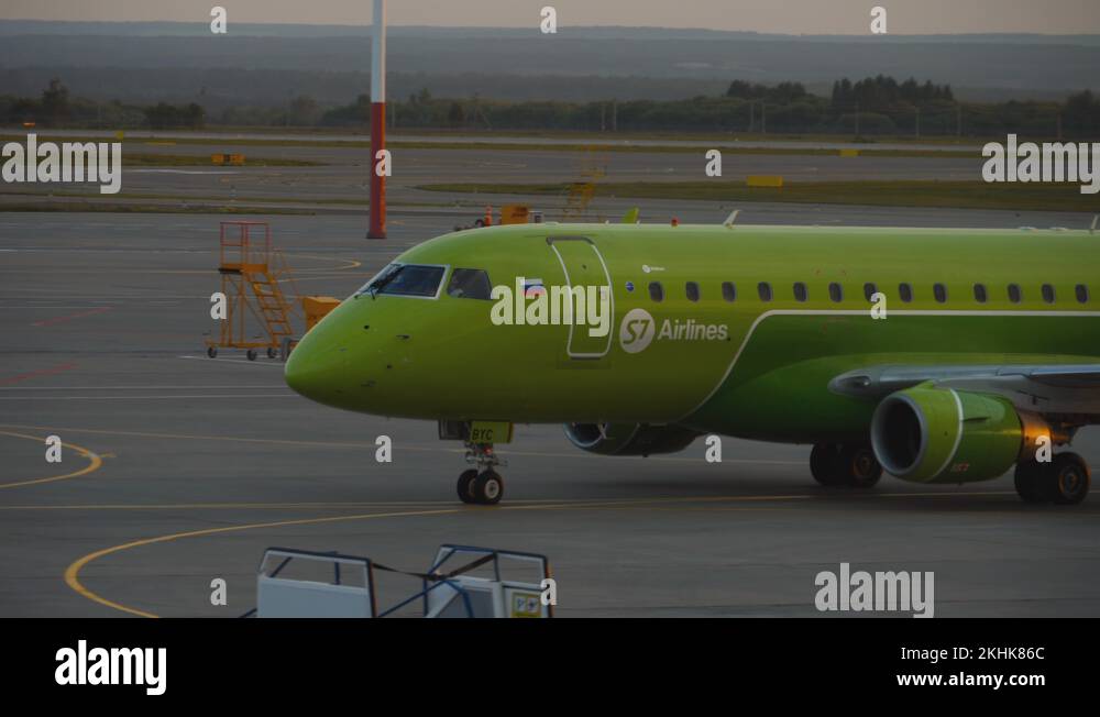 Embraer crew Stock Videos & Footage - HD and 4K Video Clips - Alamy