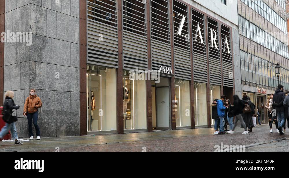 Zara store entrance Stock Videos & Footage - HD and 4K Video Clips - Alamy
