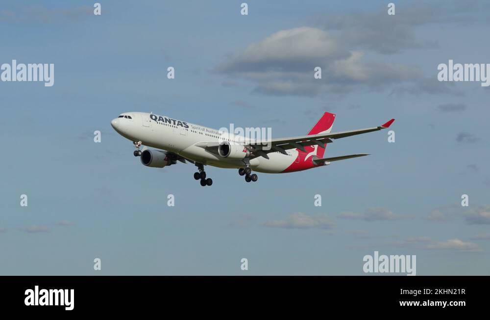Qantas Airbus A330-202 twin engined commercial airliner VH-EBR Stock ...