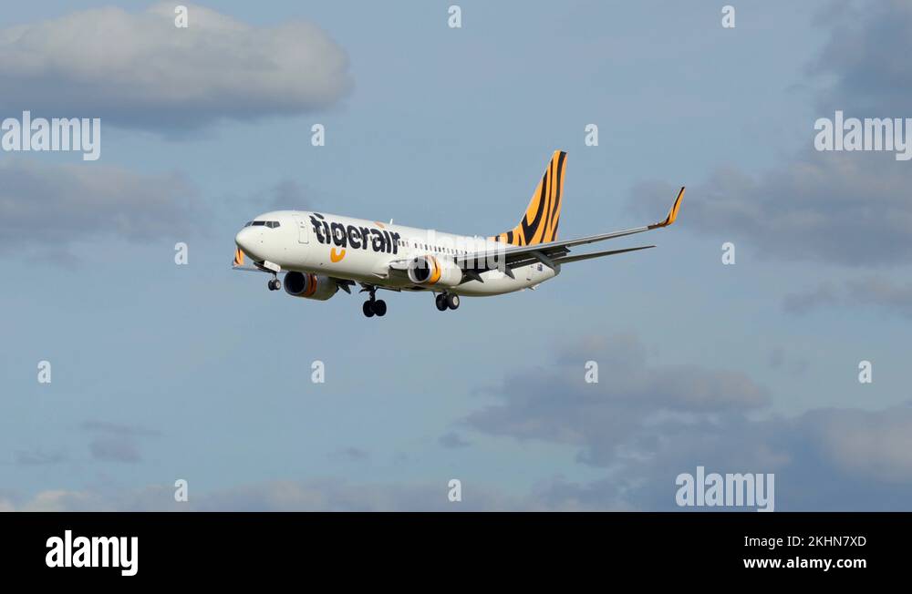 Tigerair (Tiger Airways) Boeing 737-8FE VH-VUD Stock Video Footage - Alamy