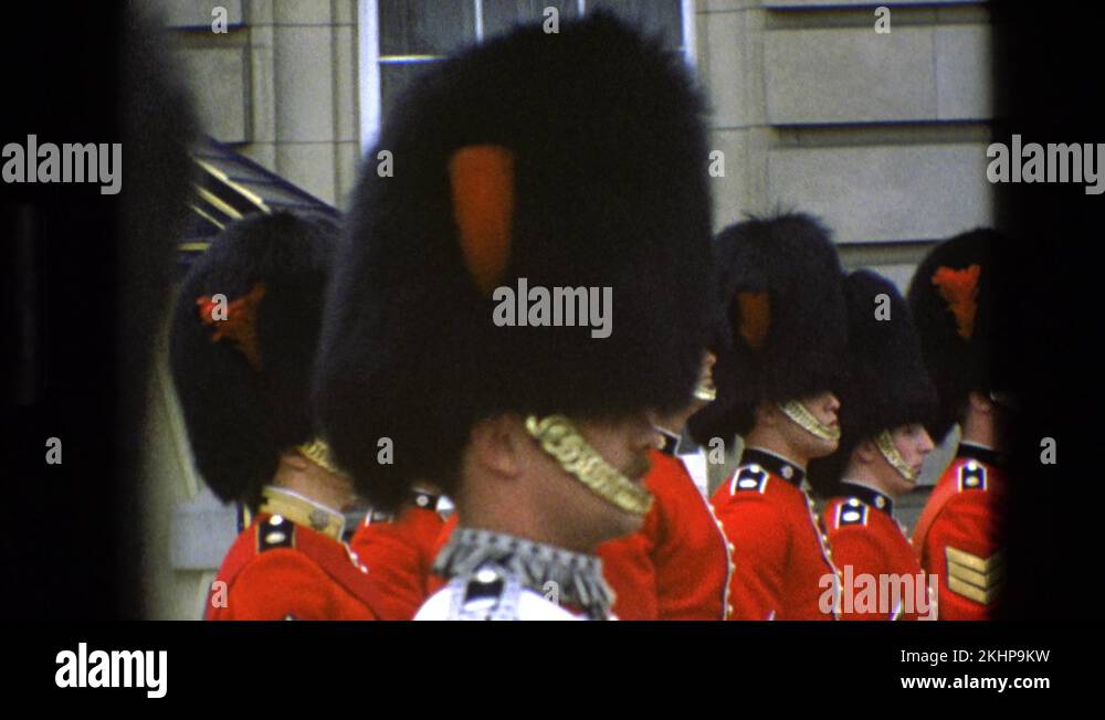 Queens guard uniform Stock Videos & Footage - HD and 4K Video Clips - Alamy