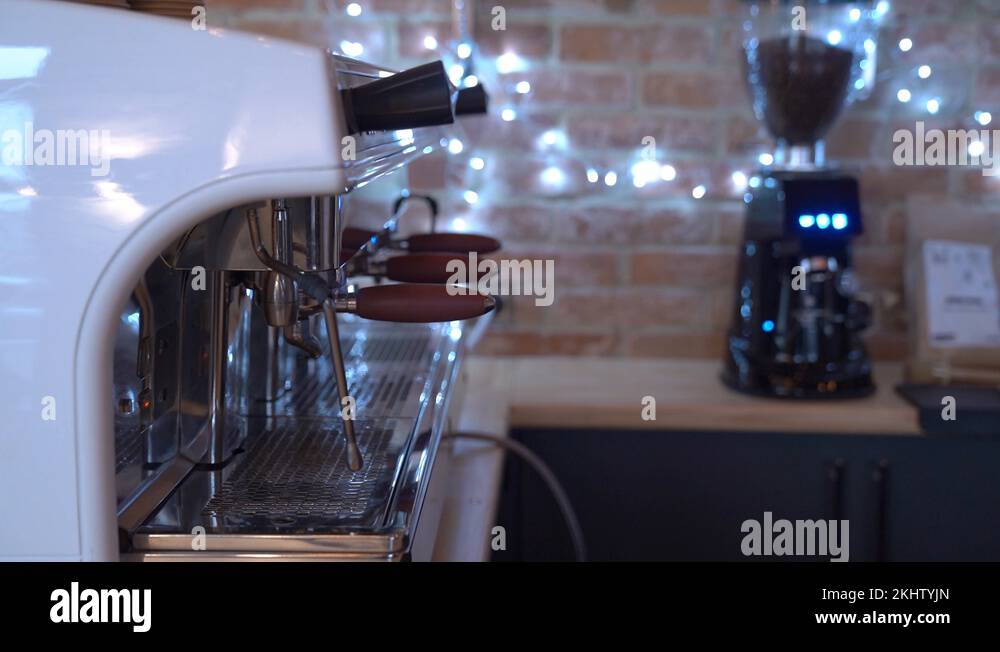 Garland maker Stock Videos & Footage - HD and 4K Video Clips - Alamy