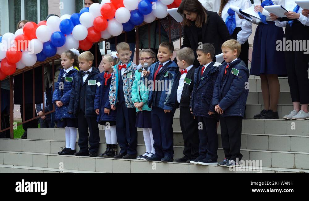 Primary school students congratulate elementary school students on ...
