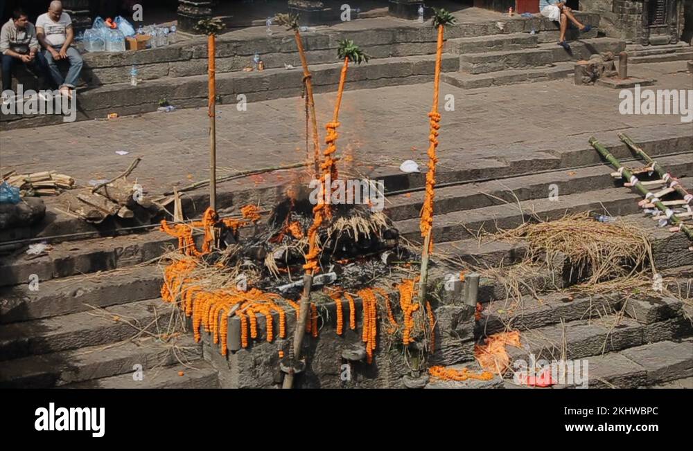 Cremation ceremony near Pashupatinath temple in Kathmandu, Nepal Stock ...