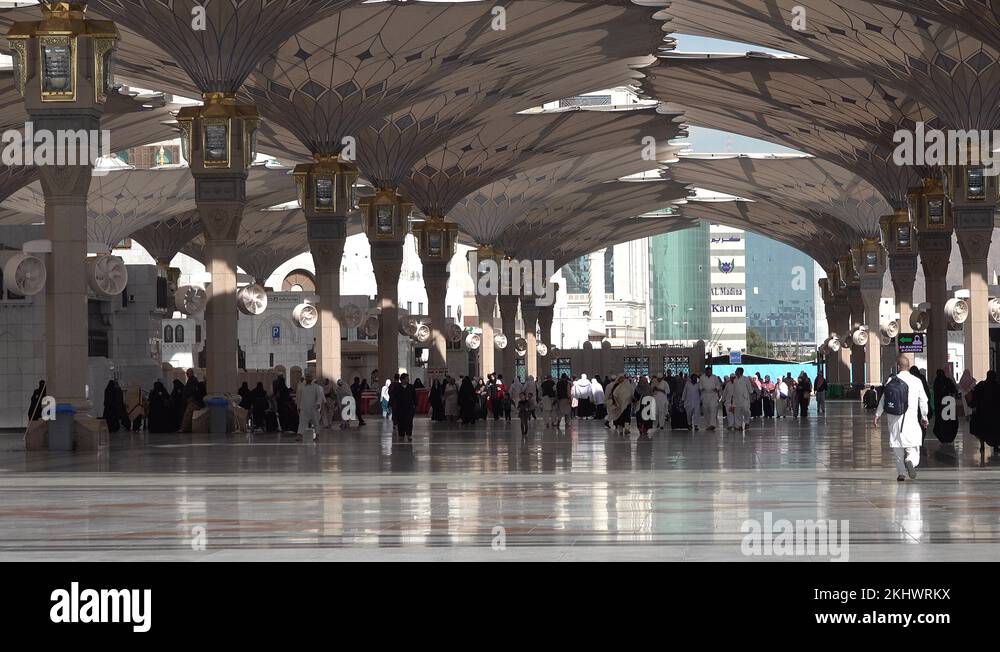 Pilgrims visit Prophet's Mosque under huge umbrellas in Medina Saudi ...