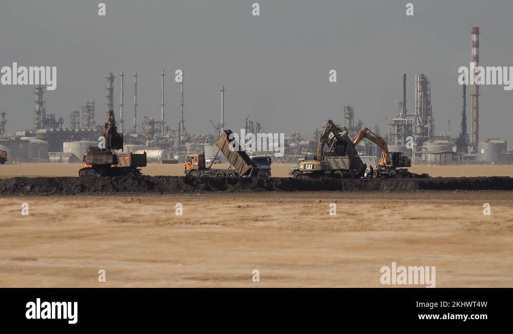 Saudi desert oil refinery Stock Videos & Footage - HD and 4K Video ...