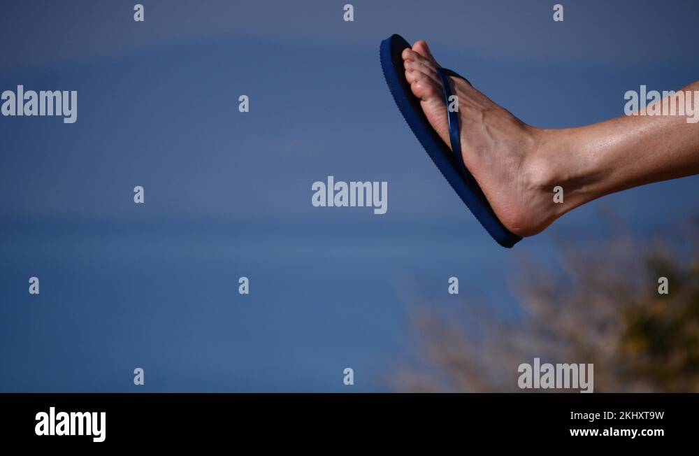 Feet flip flop Stock Videos & Footage - HD and 4K Video Clips - Alamy