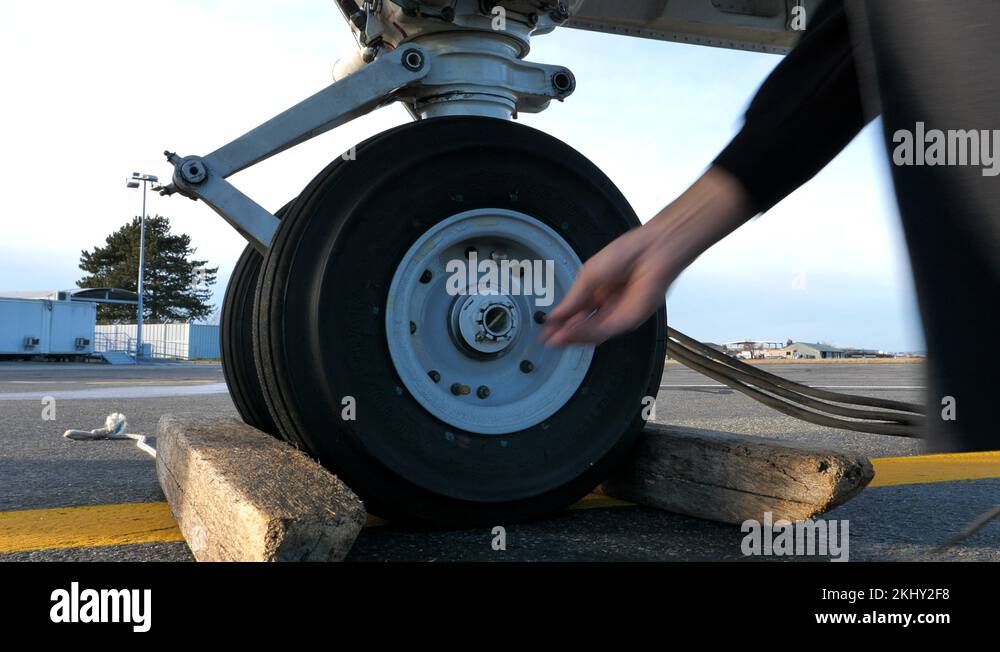 Airplane tyre Stock Videos & Footage - HD and 4K Video Clips - Alamy