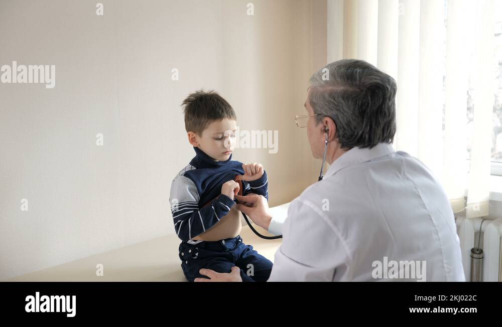 Pediatrician man examining heartbeat of kid boy with stethoscope Stock ...