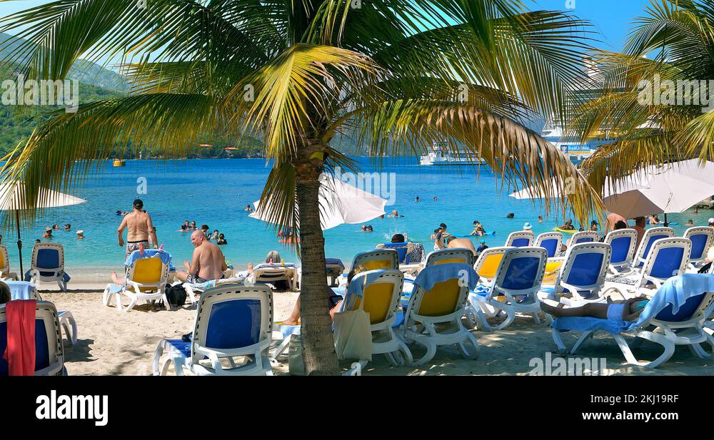 Tourists at Caribbean tropical beach during summer vacation in Cozumel ...