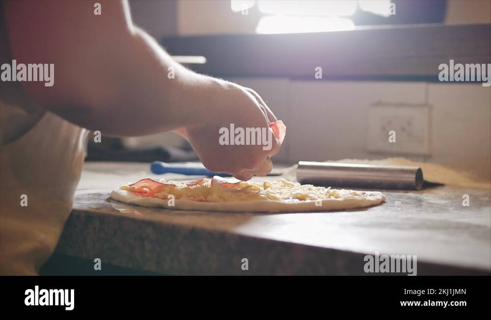 Real pepperoni pizza, cooking method, the Italian chef prepares real ...