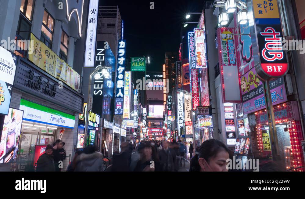 Crowd of people in Kabukicho district of Shinjuku ward, Asian nightlife ...