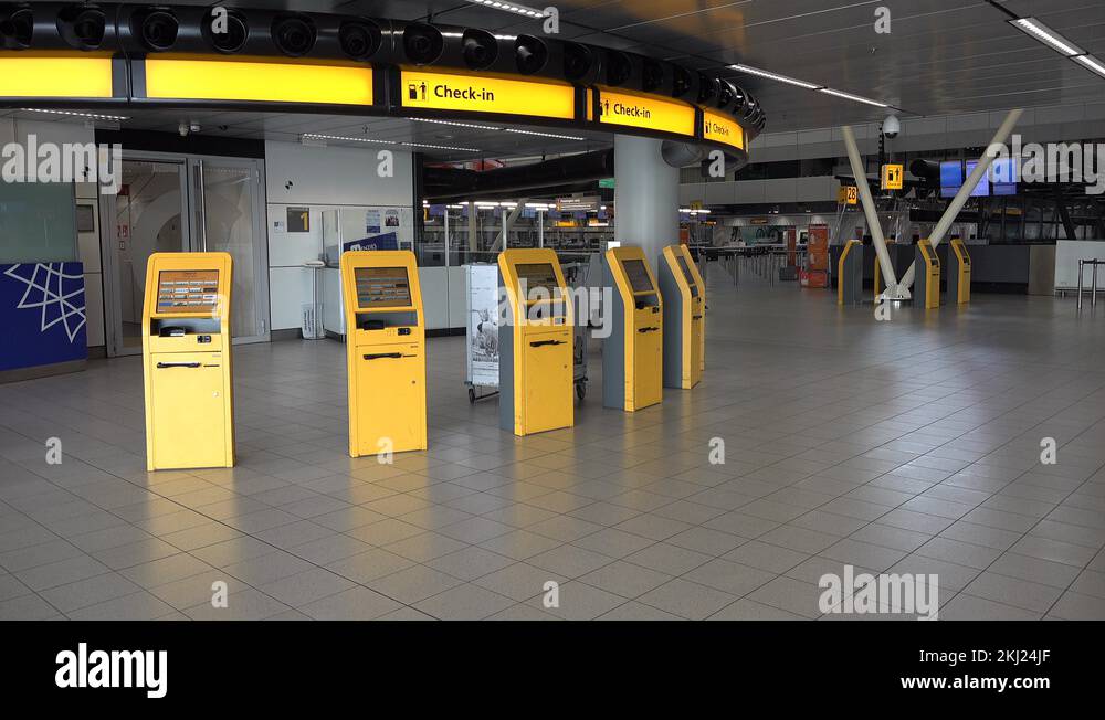Self check in desks Stock Videos & Footage - HD and 4K Video Clips - Alamy