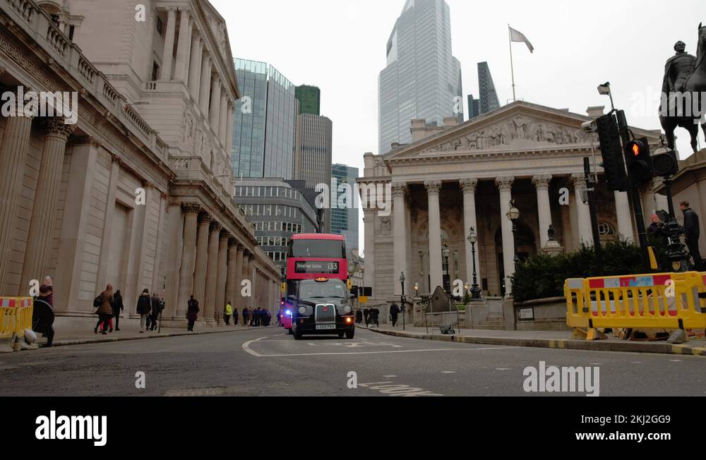Threadneedle street london statue Stock Videos & Footage - HD and 4K ...