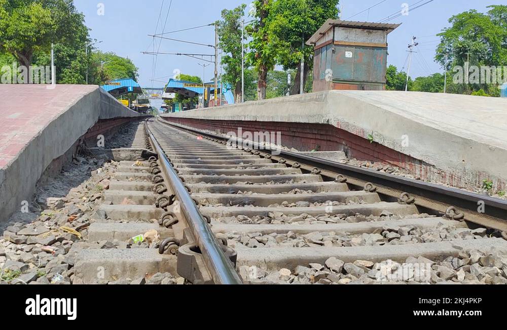 Lockdown in effect in India, Railway train stations shut down and empty ...