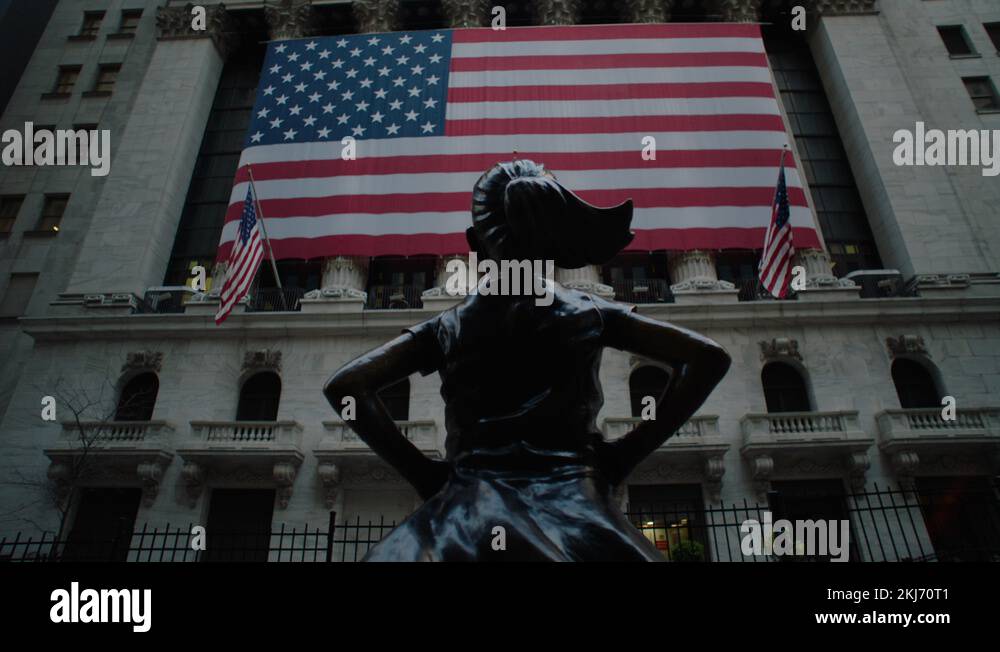 Fearless statue Stock Videos & Footage - HD and 4K Video Clips - Alamy