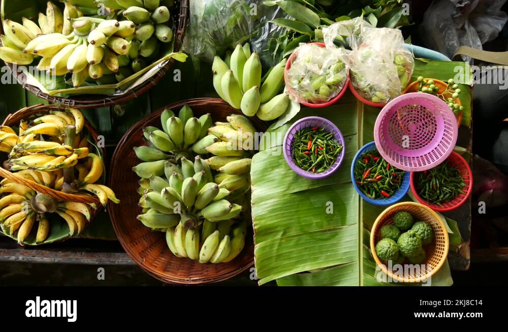Iconic asian Lat Mayom floating market. Khlong river canal, long-tail ...