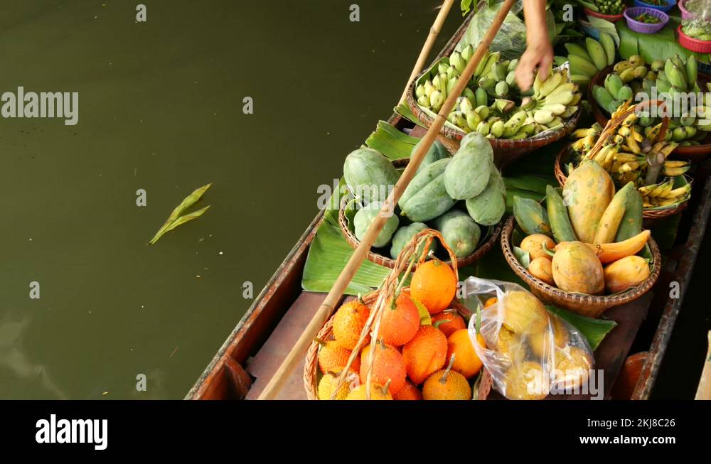 Iconic asian Lat Mayom floating market. Khlong river canal, long-tail ...