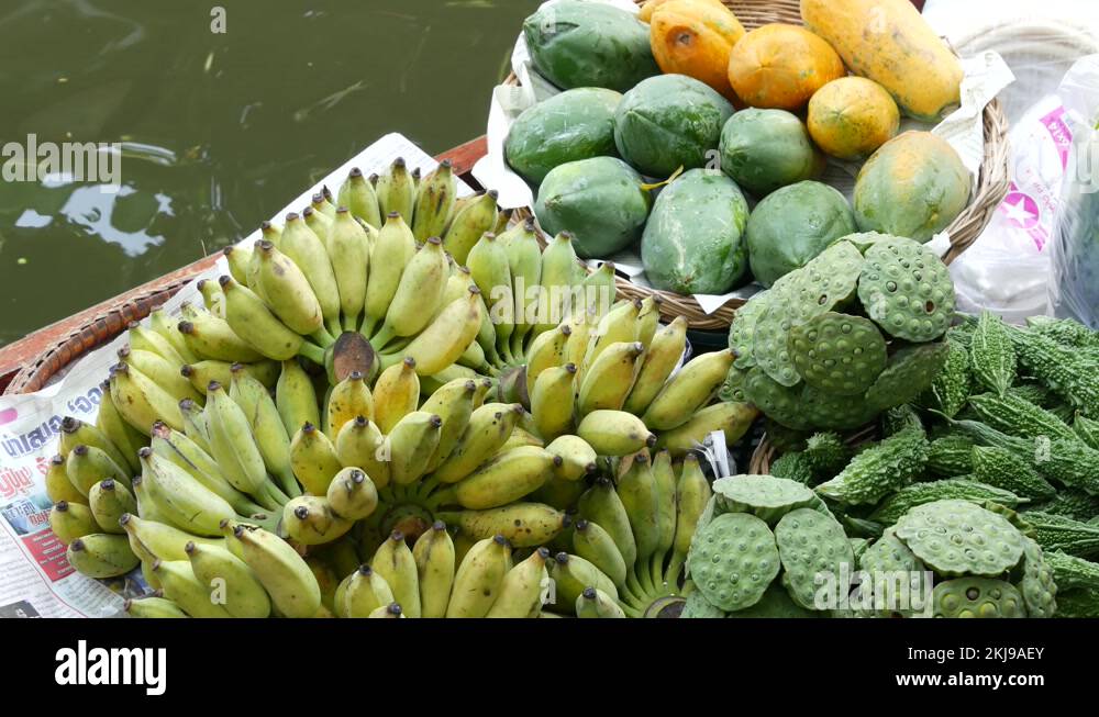 Iconic asian Lat Mayom floating market. Khlong river canal, long-tail ...