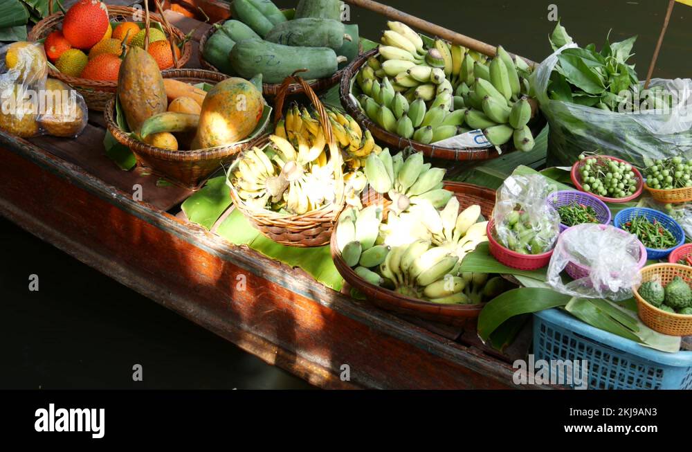 Iconic asian Lat Mayom floating market. Khlong river canal, long-tail ...