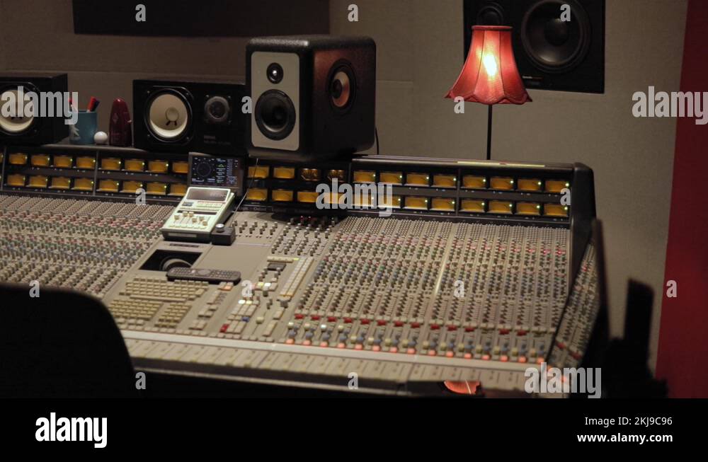 Analog speakers Stock Videos & Footage - HD and 4K Video Clips - Alamy