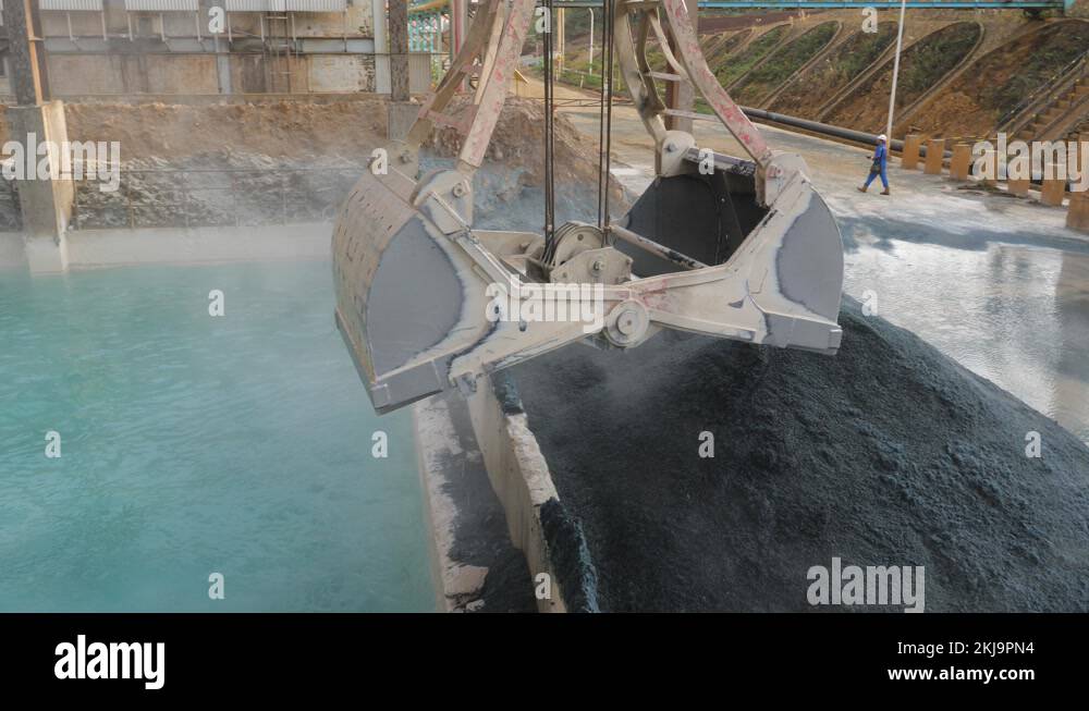 gantry crane grab granulating slag from granulating pit， to produce ...