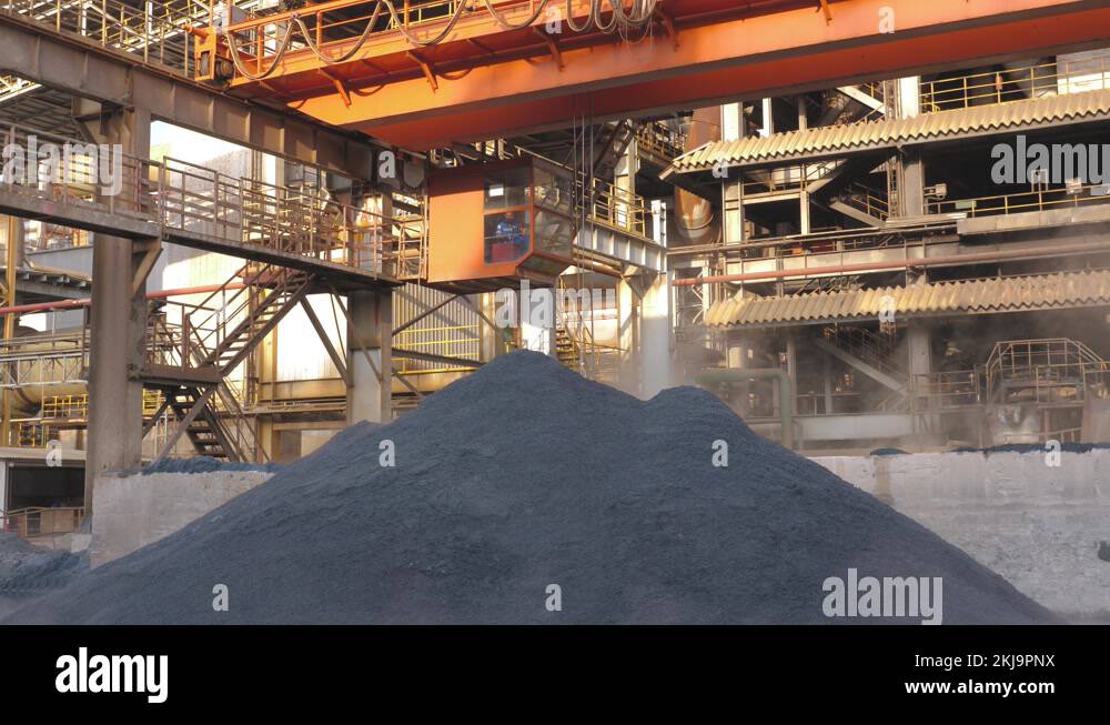 gantry crane grab granulating slag from granulating pit， to produce ...