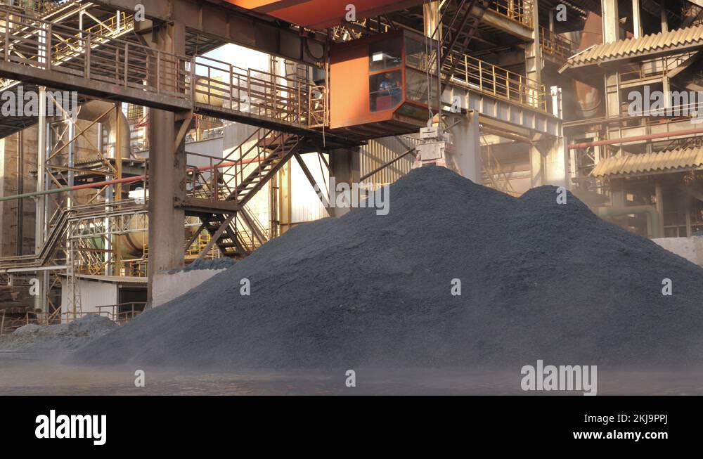 gantry crane grab granulating slag from granulating pit， to produce ...