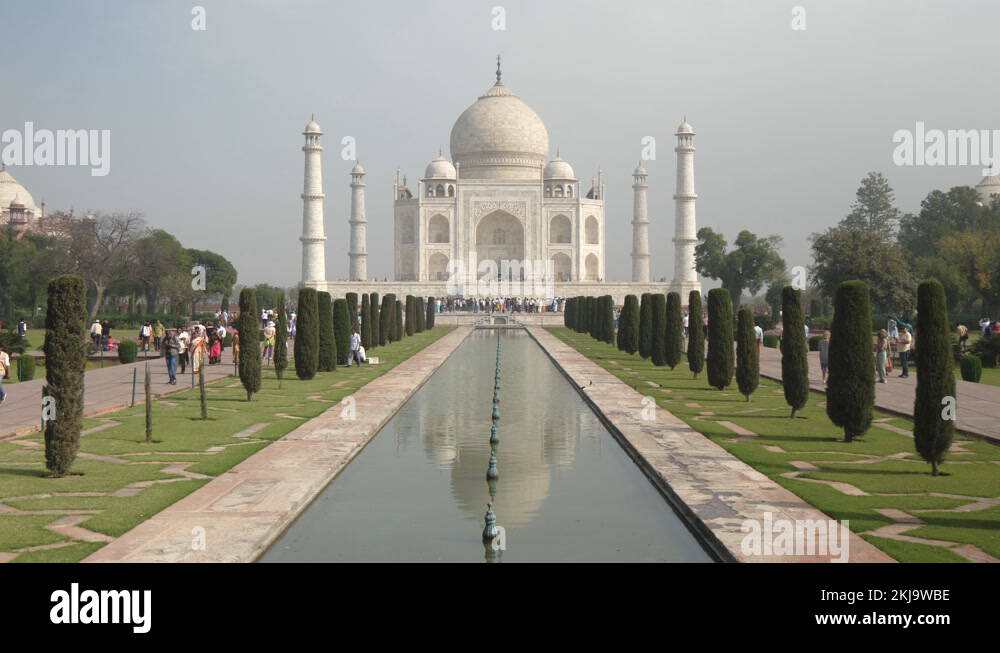 taj mahal and its reflection on fountain pool at agra- 4K 60p Stock ...
