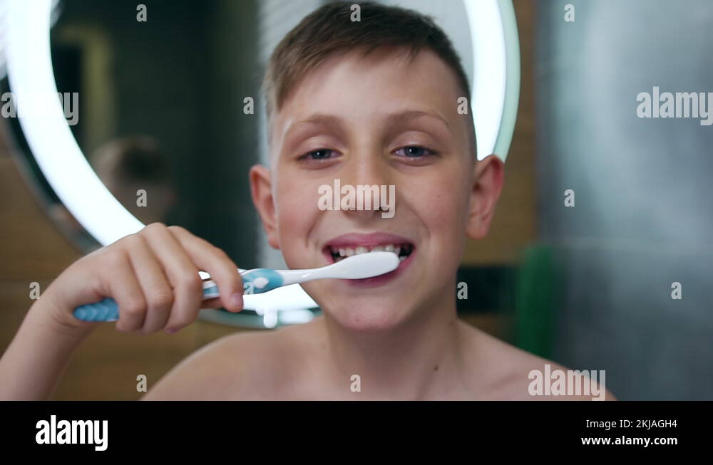 Teen brush teeth Stock Videos & Footage - HD and 4K Video Clips - Alamy
