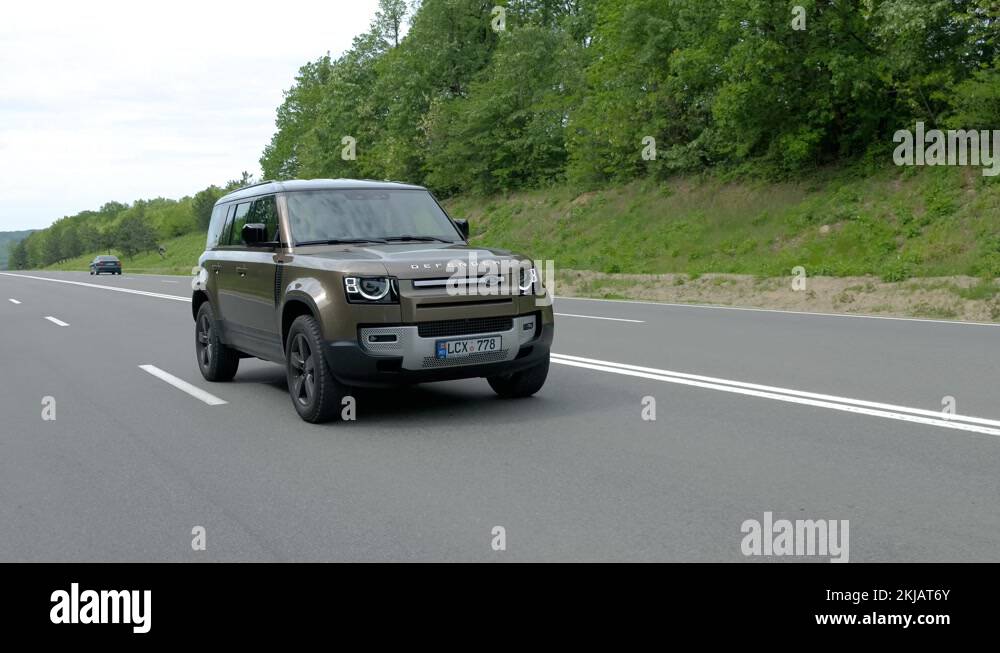 Land Rover Defender 2020 - Test drive highway. Elegant and brutal ...