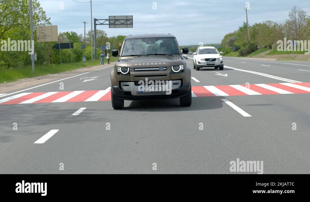 Land Rover Defender 2020 - Test drive highway. Elegant and brutal ...