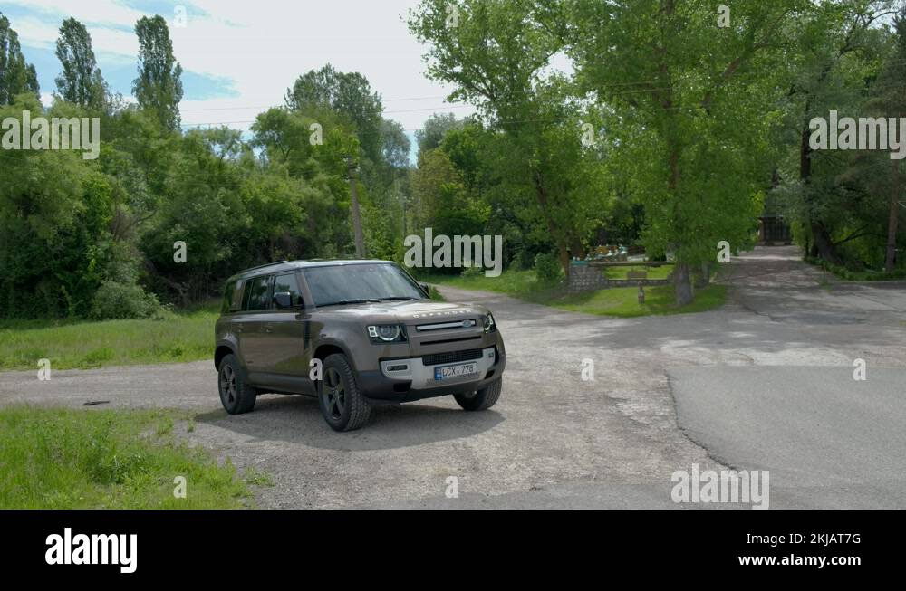 Land Rover Defender 2020 - Test drive highway. Elegant and brutal ...