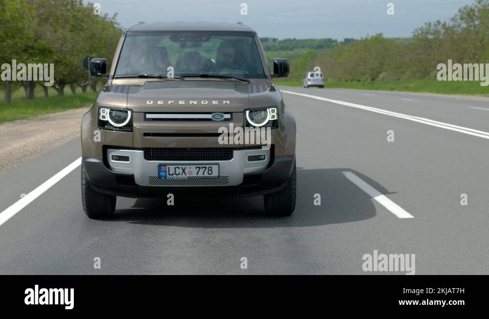 Land Rover Defender 2020 - Test drive highway. Elegant and brutal ...