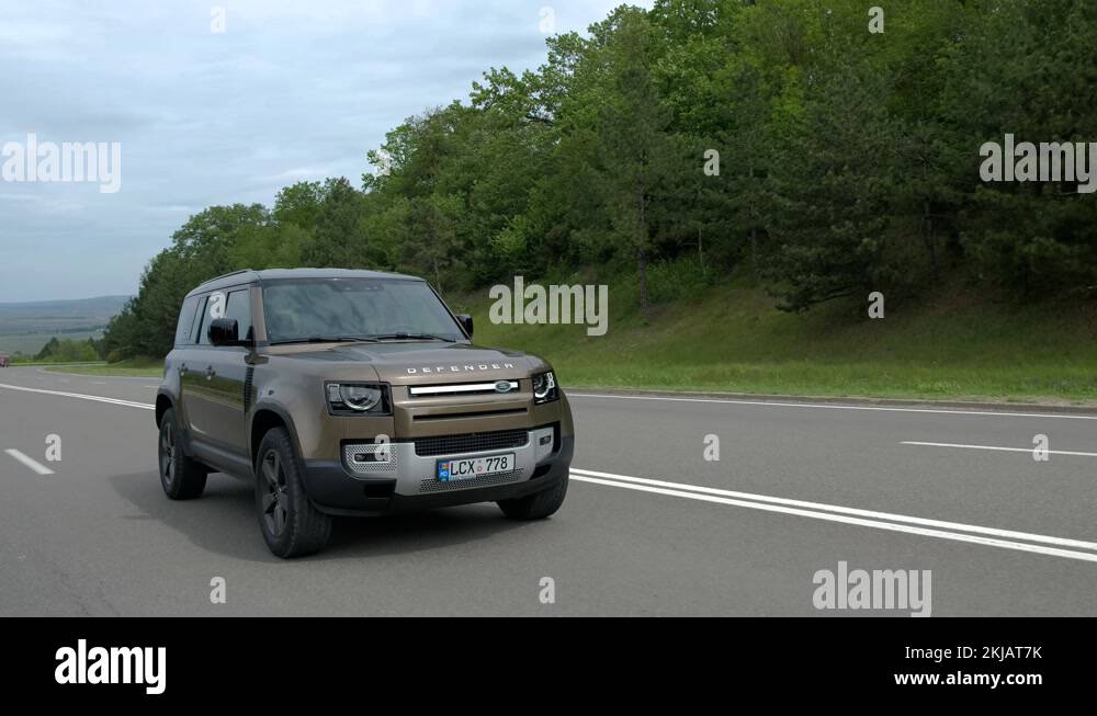 Land Rover Defender 2020 - Test drive highway. Elegant and brutal ...