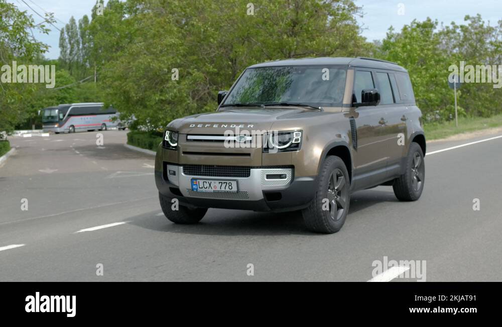 Land Rover Defender 2020 - Test drive highway. Elegant and brutal ...