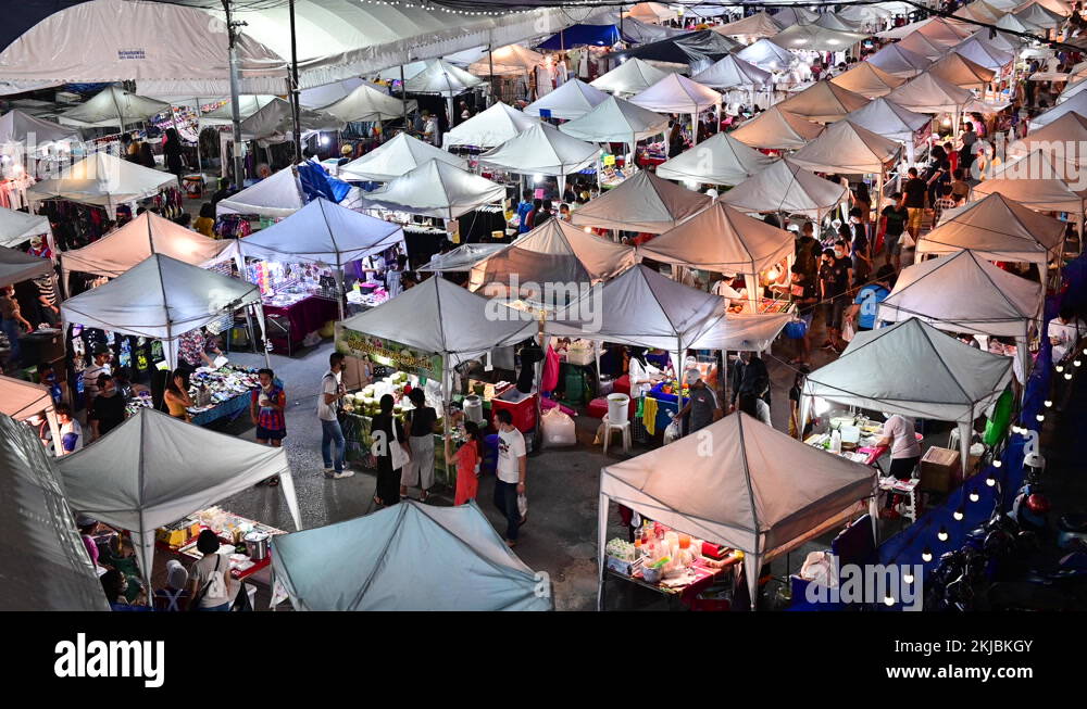 4K Crowd of people walking and shopping at night market in Bangkok ...