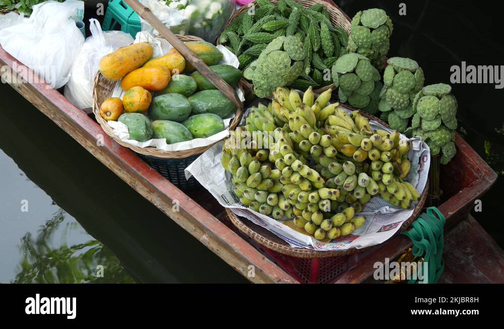 Iconic asian Lat Mayom floating market. Khlong river canal, long-tail ...