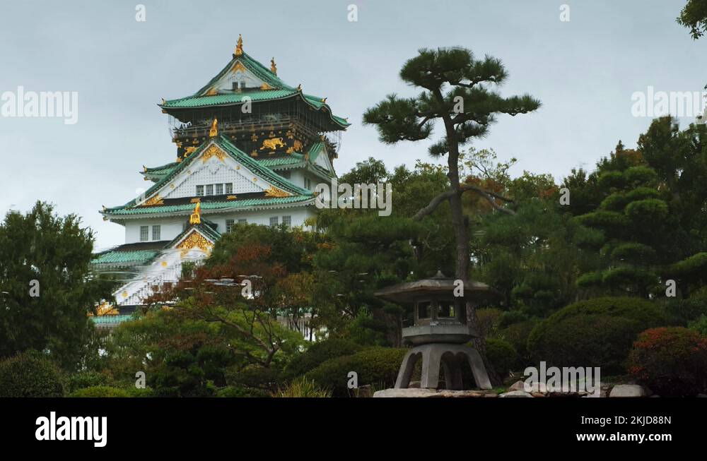 Reflection of The traditional Japanese garden and Osaka Castle in the ...