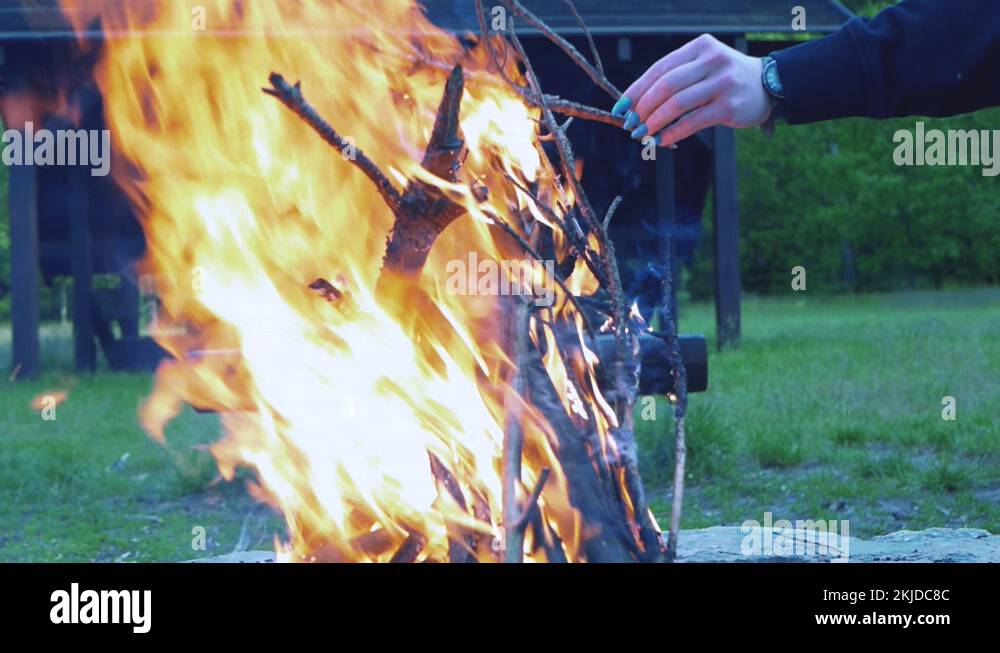 Campfire circle Stock Videos & Footage - HD and 4K Video Clips - Alamy