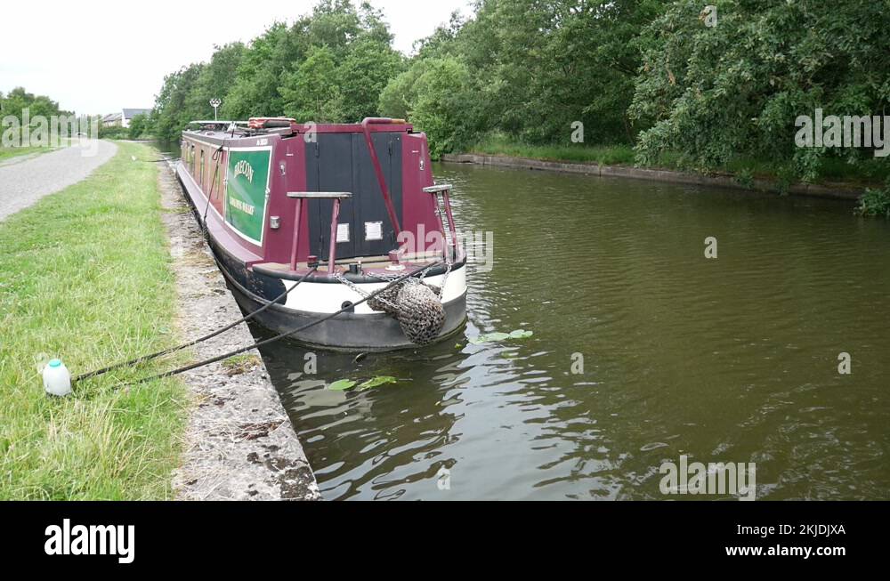 Narrow boat canal uk red Stock Videos & Footage - HD and 4K Video Clips ...