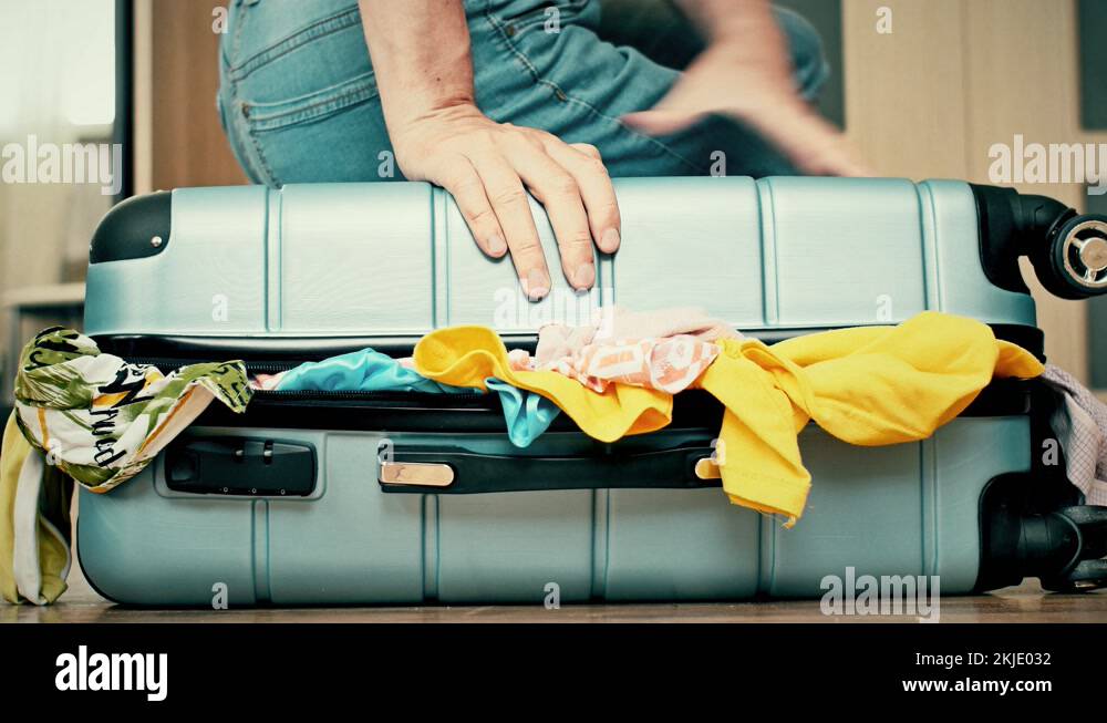 Overfilled suitcase Stock Videos & Footage - HD and 4K Video Clips - Alamy