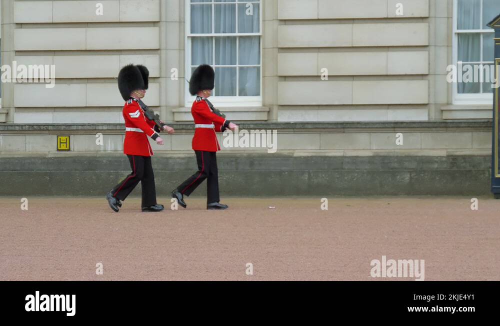 The change guards buckingham palace Stock Videos & Footage - HD and 4K ...